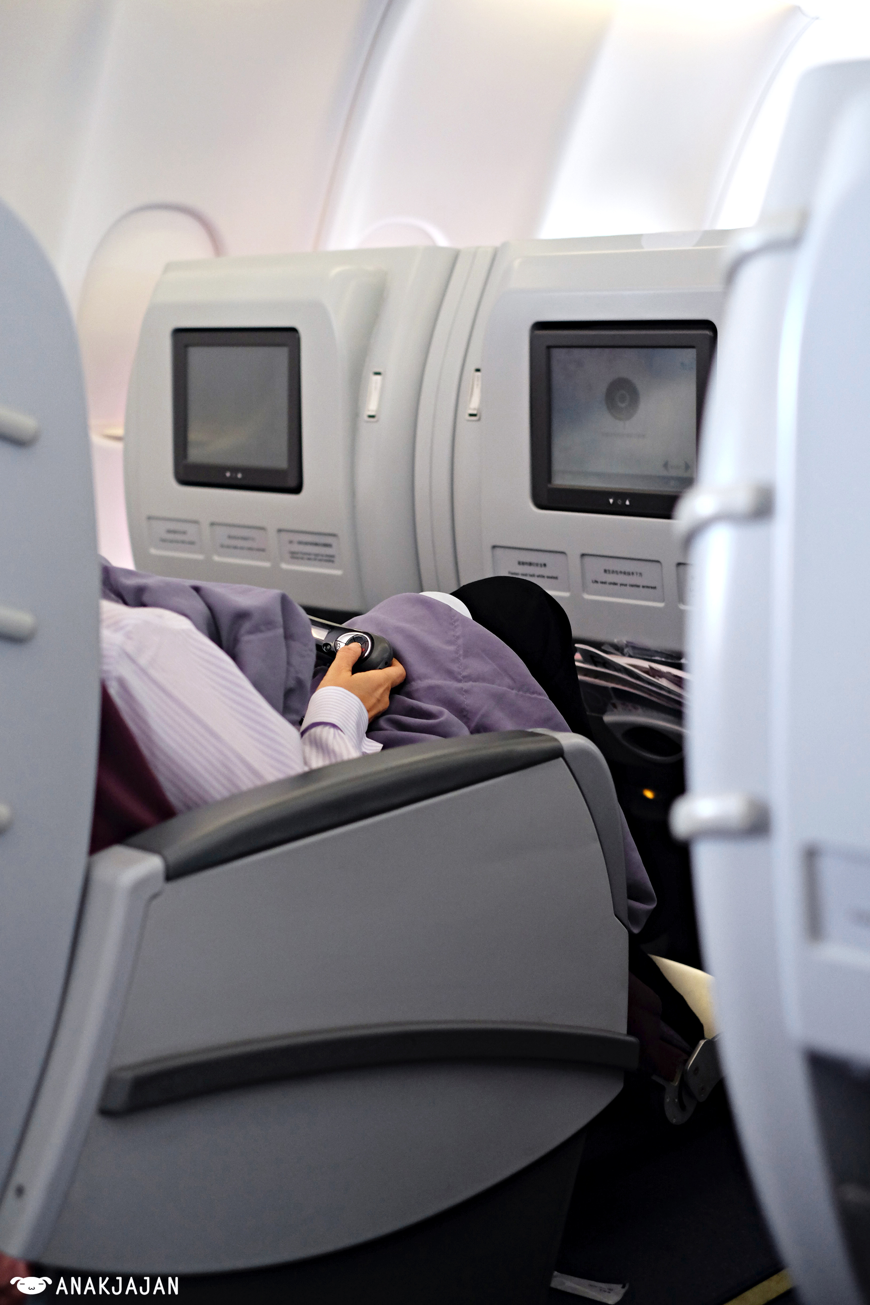 8 BENEFITS OF FLYING BUSINESS CLASS + TIPS [Travel] | ANAKJAJAN.COM