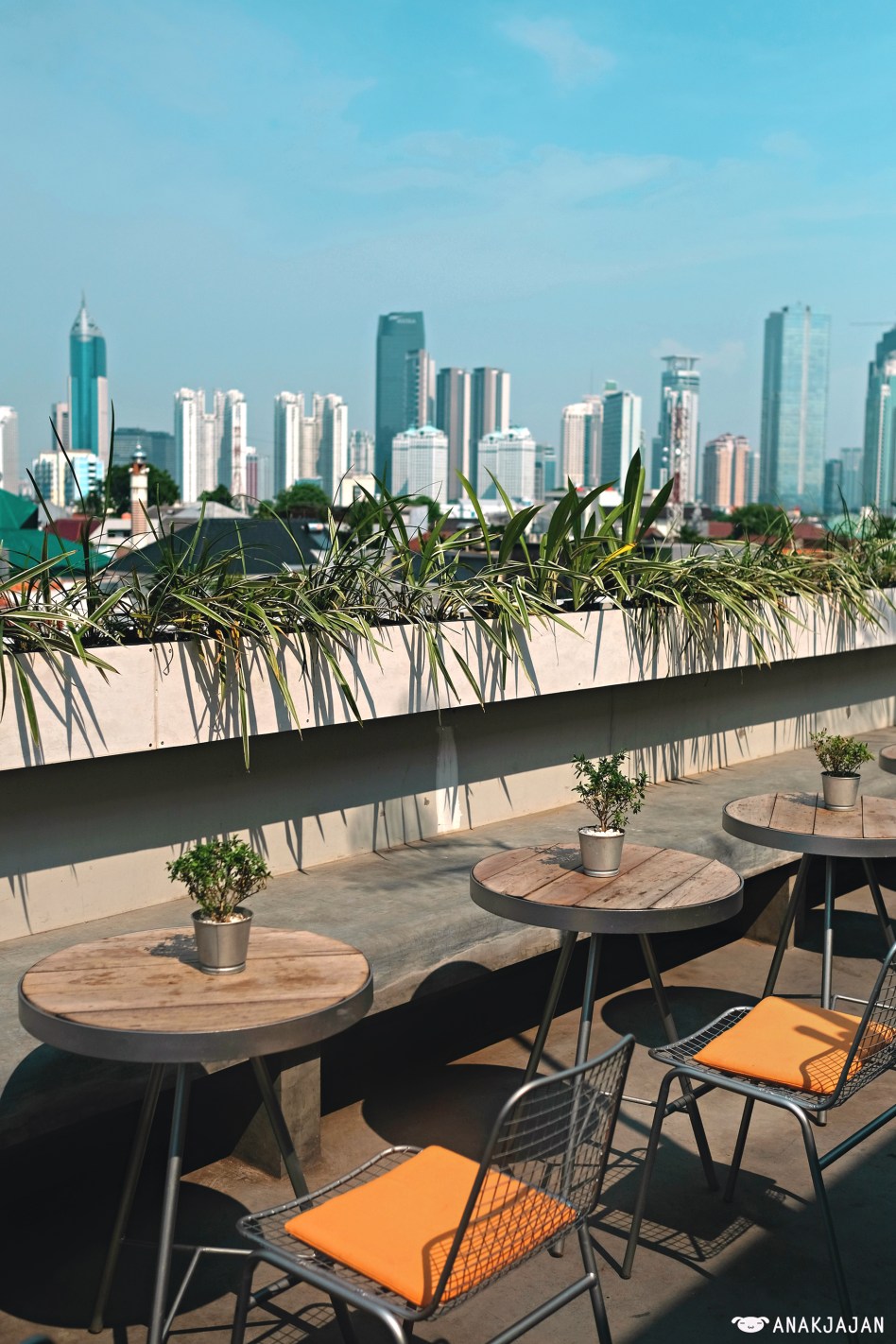 CASA LIVING SENAYAN – Hotel, Coffee Shop, Rooftop Cafe | ANAKJAJAN.COM